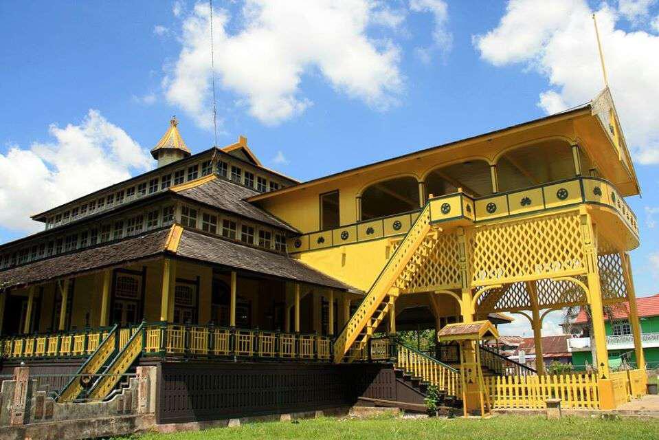 KERATON KADARIAH: MENJELAJAHI ISTANA BERSEJARAH